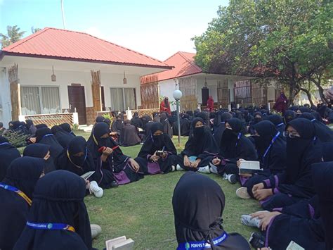 Santri Putri Darussilmi Ikuti Seminar Sehari Sambil Camping Di Pantai