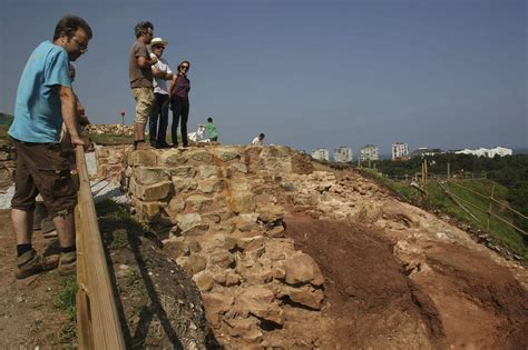 El Castillo de Gauzón en Raíces recupera las visitas guiadas a partir