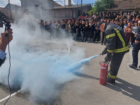 Ватрогасно показна вежба у паланачкој гимназији Паланачка гимназија