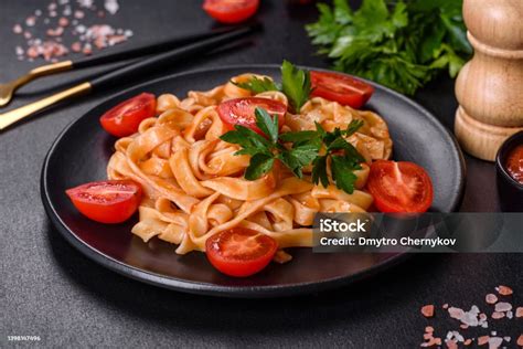 토마토 소스와 파르 메산을 곁들인 맛있는 식욕을 돋우는 파스타 Tagliatelle 스파게티 건강한 식생활에 대한 스톡 사진 및
