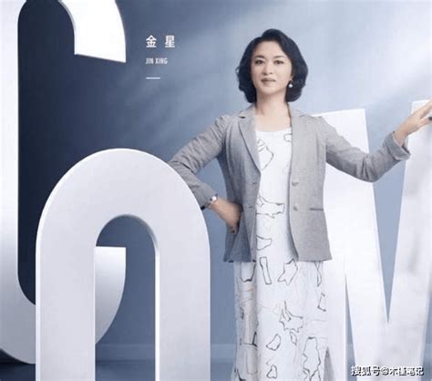 金星罕见晒与老公合照，夫妻俩手牵手逛街，贵妇装打扮太洋气汉斯刚过风衣