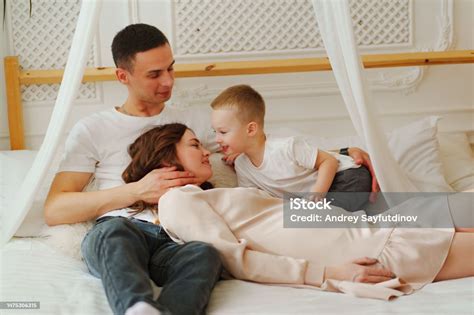 행복한 임신 한 엄마 아빠와 아들은 침대에서 놀고 있습니다 가족 행복의 개념 3 명에 대한 스톡 사진 및 기타 이미지 3 명 가구 가정 생활 Istock