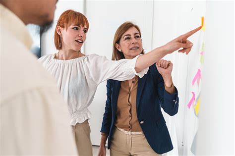 하얀 사무실에서 동료들에게 프로젝트를 발표하는 젊은 여성 20 24세에 대한 스톡 사진 및 기타 이미지 20 24세 25