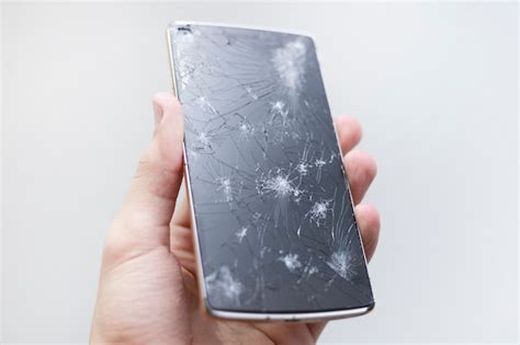 검은 배경에 깨진 된 전화입니다 사고를 나타내는 깨진 화면이있는 기기가 파손되었습니다 손상된 질감의 화면 깨진 화면의