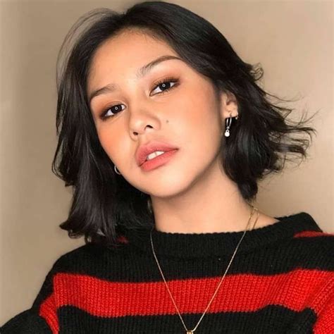 Artis Cantik Rambut Pendek Brian Kelly