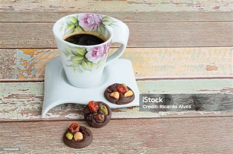 로즈 디자인이 있는 커피 한 잔 옆에 견과류가 있는 3개의 작은 초콜릿 칩 쿠키 0명에 대한 스톡 사진 및 기타 이미지 0명