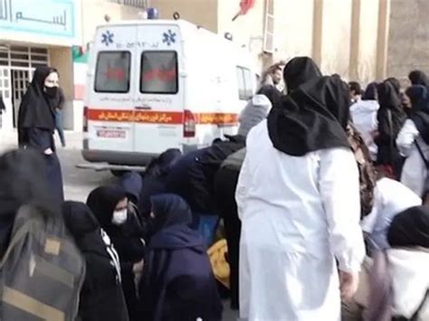 رسالة ثلاثة معلمين إيرانيين من السجن للنظام كفوا عن تسميم الطالبات