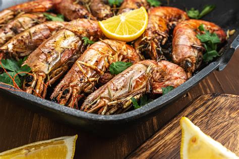 신선한 허브와 레몬 슬라이스와 그릴 팬에 튀긴 새우 해산물 배경입니다 갑각류에 대한 스톡 사진 및 기타 이미지 갑각류 구이 굽기 Istock