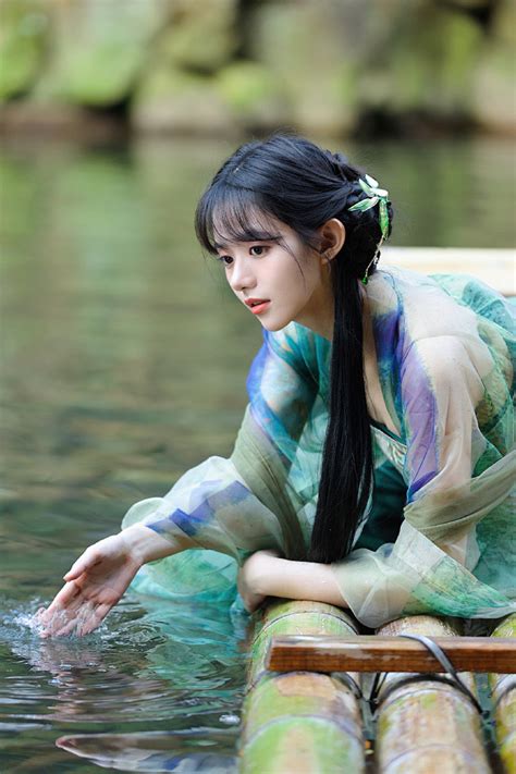 花开生两面人生佛魔间。