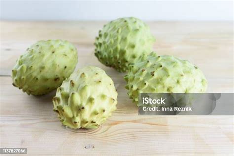Annona 커스터드 사과 Cherimoya 설탕 사과 나무 테이블 배경 3가지 개체에 대한 스톡 사진 및 기타 이미지 3