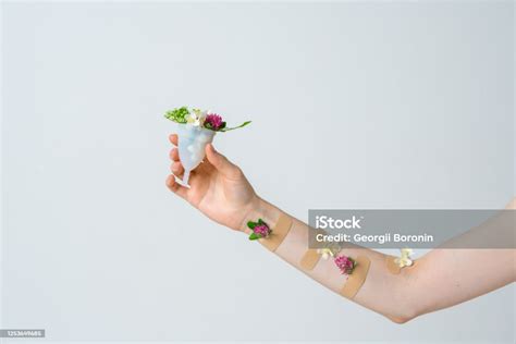 흰색 배경에 고립 된 꽃으로 장식 된 꽃과 환경 친화적 인 부드러운 흰색 실리콘 생리 컵 개념에 대한 스톡 사진 및 기타 이미지
