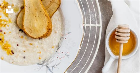 백색 직물 근처의 백색 세라믹 접시 사진 Unsplash의 무료 음식 이미지