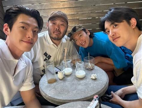 나영석 손잡은 김우빈 김기방ㆍ이광수ㆍ디오와 인증샷 ‘콩콩팥팥 “시작” 손에 잡히는 뉴스 눈에 보이는 뉴스 뉴스엔