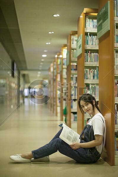 学校图书馆里女同学在认真学习看书摄影图2704 4064图片素材免费下载 编号677180 潮点视频