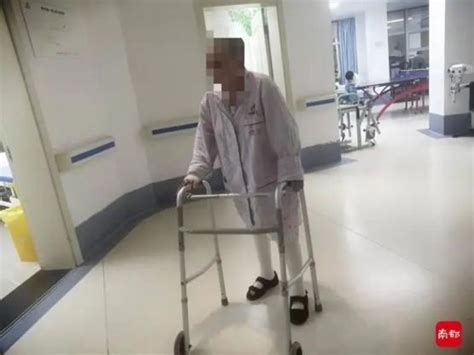 危险！拎电动车电池进电梯瞬间爆燃！猛火吞噬逃不掉活活被烧！澎湃号·媒体澎湃新闻 The Paper