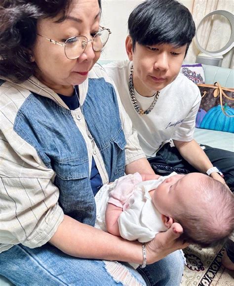 林俊杰宣布自己当叔叔 抱小侄女拍照爱意满满 搜狐大视野 搜狐新闻