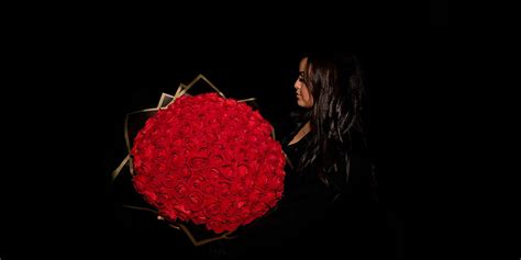 100 Red Roses La Rose La Rose Medium