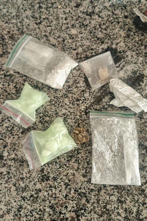 PRF detém casal em carro de luxo ilegal e apreende drogas em Igarassu