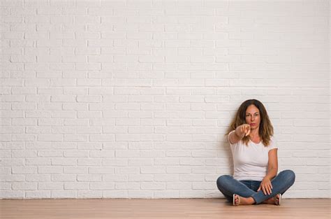 당신에 게 카메라를 손가락으로 가리키는 흰색 벽돌 벽을 통해 중세 스페인 여자 손 기호 정면에서 긍정적이 고 자신감 제스처 가리키기에 대한 스톡 사진 및 기타 이미지