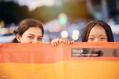 Cinta Bendera Kebanggaan Dan Potret Pasangan Lesbian Di Lgbtq Kebebasan
