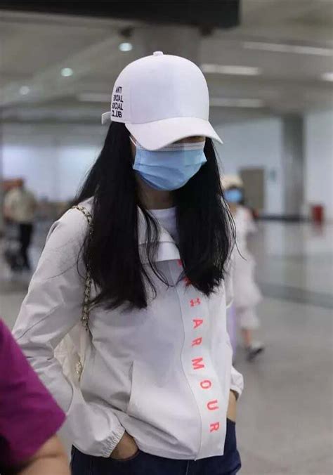 “晴儿”王艳罕露面，双手插兜走路超飒 搜狐大视野 搜狐新闻