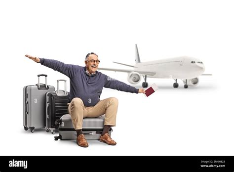 Homme Mature Assis Sur Une Valise Avec Un Passeport Et Un Billet Et