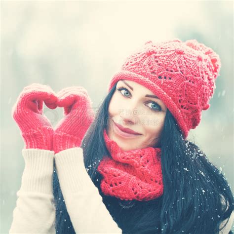 爱高清图片 圣诞女孩。 快乐的女人和雪。 冬天和爱 圣诞女孩。 快乐的女人和雪。 冬天和爱图片免费下载 5167344495 千图网pro