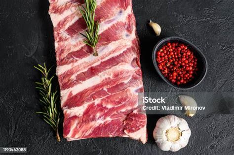로즈마리와 마늘을 곁들인 신선한 생 돼지 갈비 검은 색 배경입니다 맨 위 보기 갈비 음식에 대한 스톡 사진 및 기타 이미지 갈비 음식 검은색 고기 Istock