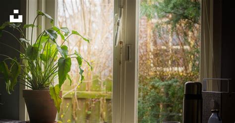 테이블에 검은 노트북 컴퓨터 사진 Unsplash의 무료 작업 이미지