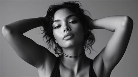 Retrato Monocromático De Una Mujer Que Muestra Vulnerabilidad Y Auto