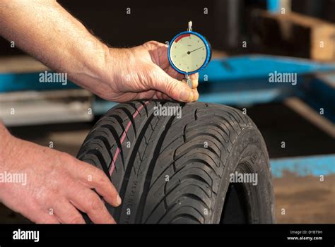 Mechanische Ma Nahme Der Reifen Profiltiefe Stockfotografie Alamy