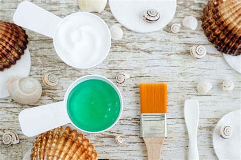 녹색 2 개의 작은 숟가락 마스크 및 Spirulina와 해양 콜라겐 추출 물 크림 젤 스파 그리고 천연 스킨 케어 개념입니다 보기 상위 공간을 복사 합니다 0명에 대한