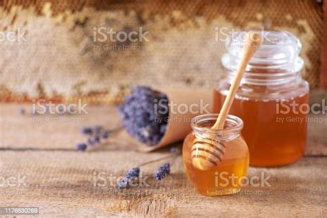 라벤더 꽃 꿀벌 꽃가루 과립 회색 배경에 꿀 Conb와 허브 꿀 가을 수확 컨셉 가을에 대한 스톡 사진 및 기타 이미지 가을 건강관리와 의술 건강한 생활방식 Istock