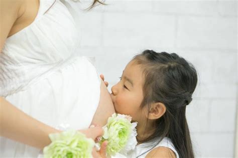 【マタニティフォト】今すぐ夫婦で撮影できるおすすめポーズ！家族やお友達とも使えます マタニティフォト マタニティ 撮影