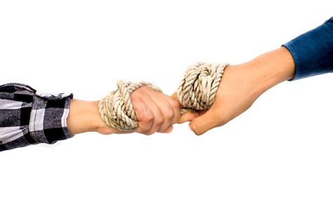 두 손은 파란색 셔츠와 검은 색 넥타이를 입고 다른 하나는 검은 색과 흰색 사각형 패턴 셔츠를 입고 흰색으로 고립 된 전쟁 게임의 태그를 재생합니다 경쟁의 개념과 성공 2