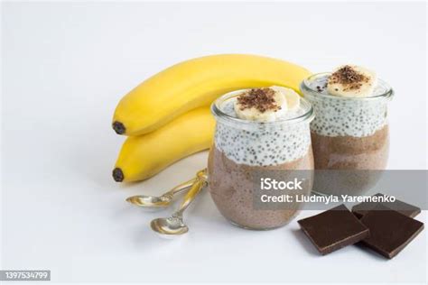 흰색 배경의 유리 병에 치아 씨앗과 바나나가 들어간 초콜릿 푸딩 공간을 복사합니다 바나나에 대한 스톡 사진 및 기타 이미지 바나나 퓌레 흰색 Istock