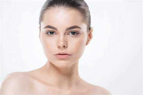 여자 피부 얼굴 아름 다운 건강 한 피부 관리 여성 초상화 화장 자연 스러운 메이크업 젊은 아름다움 모델 흰색 절연을 하지 않고 얼굴을 청소 갈색 머리에 대한 스톡 사진 및