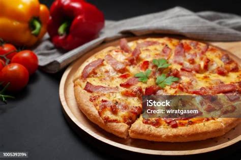 맛 있는 이탈리아 피자 슬라이스 햄 베이컨 치즈 오래 된 식탁에 음식 재료를 0명에 대한 스톡 사진 및 기타 이미지 0명 건강하지 못한 생활방식 고기 Istock