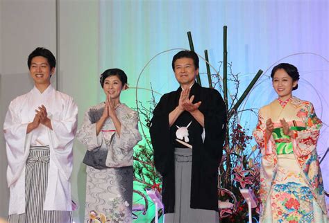 テレビ朝日系連続ドラマ「就活家族〜きっと、うまくいく〜」制作発表会見に、新年らしく晴れ着姿で出席した家族を演じる（左から）工藤阿須加、黒木瞳