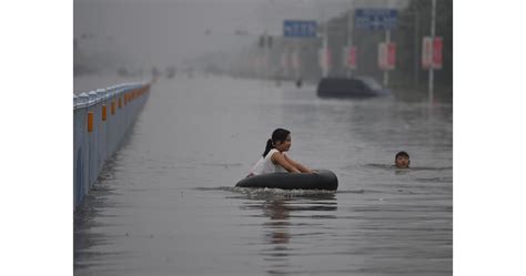 Хора в неизвестност и хиляди разрушени жилища в Китай след тайфун Снимки