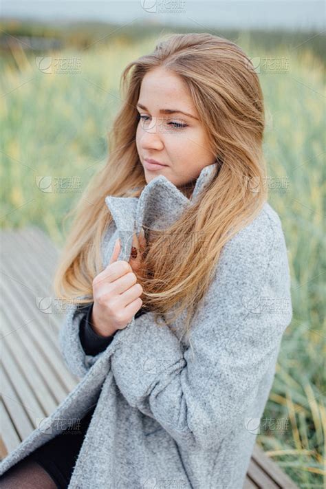 街道 金色头发 女人 剪头发 垂直画幅 青少年 彩妆 完美 现代 头发