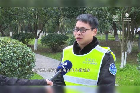 客车高速匝道上自燃，收费员12个灭火器控制火情自燃灭火器火情