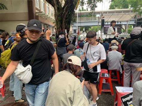溫暖的台灣人啊！ 大家從前面將水ㄧ瓶ㄧ瓶往後傳⋯