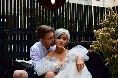 Feliz Matrimonio Joven Besándose Y Abrazándose Foto de archivo Imagen de abrace abrazo