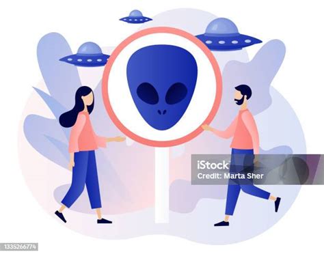 외계인 기호와 작은 사람들 Ufo 우주선 공간 개념 미래지향적인 알 수 없는 비행 물체 세계 연락일 현대 플랫 만화 스타일 흰색 배경의 벡터 그림 개념에 대한 스톡 벡터