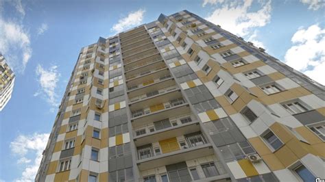 В Красноярске женщина выпала из окна многоэтажки на Октябрьской