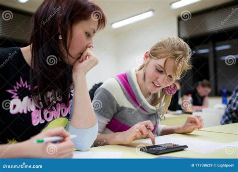 Estudiante Universitario De Sexo Femenino Que Se Sienta En Una Sala De