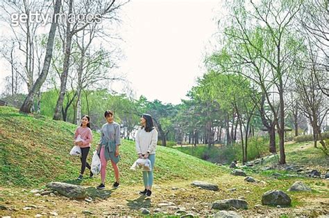 환경운동가 쓰레기 물체묘사 플로깅 제로웨이스트 어린이 나이 소녀 미소 밝은표정 이미지 Jv12269091