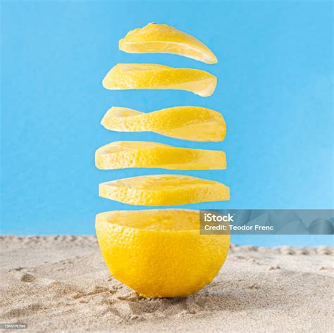 해변 모래에 레몬 파스텔 블루 배경에 대해 공중에 떠 있는 슬라이스 여름 자연 최소한의 개념 레모네이드에 대한 스톡 사진 및 기타 이미지 Istock