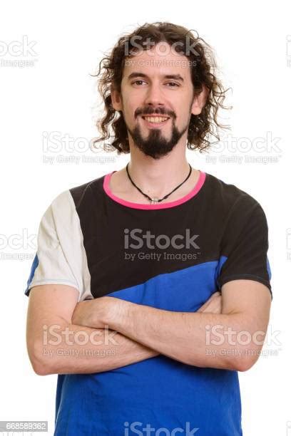 교차 하는 팔으로 웃 고 행복 한 잘생긴 남자의 스튜디오 샷 30 39세에 대한 스톡 사진 및 기타 이미지 30 39세 35 39세 곱슬 머리 Istock